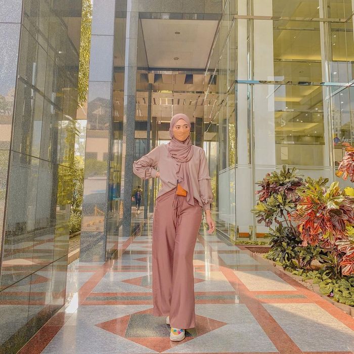 Ide OOTD Ngantor di Era New Normal ala Natasha Farani, Modis dan Kece! - Semua Halaman - Stylo