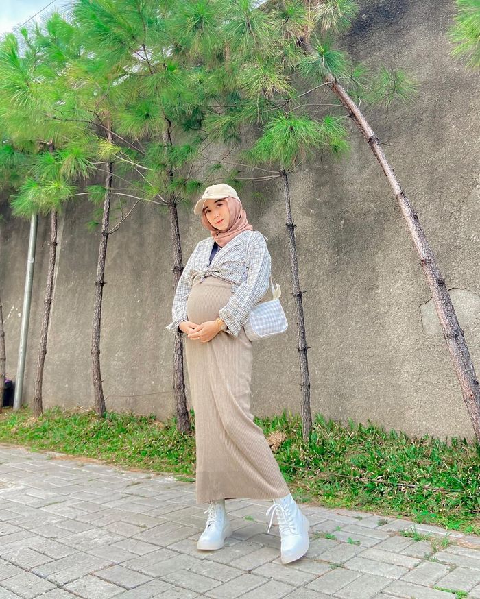 Rekomendasi OOTD Bumil yang Trendy dan Chic ala Hijaber Henni Kalista ...
