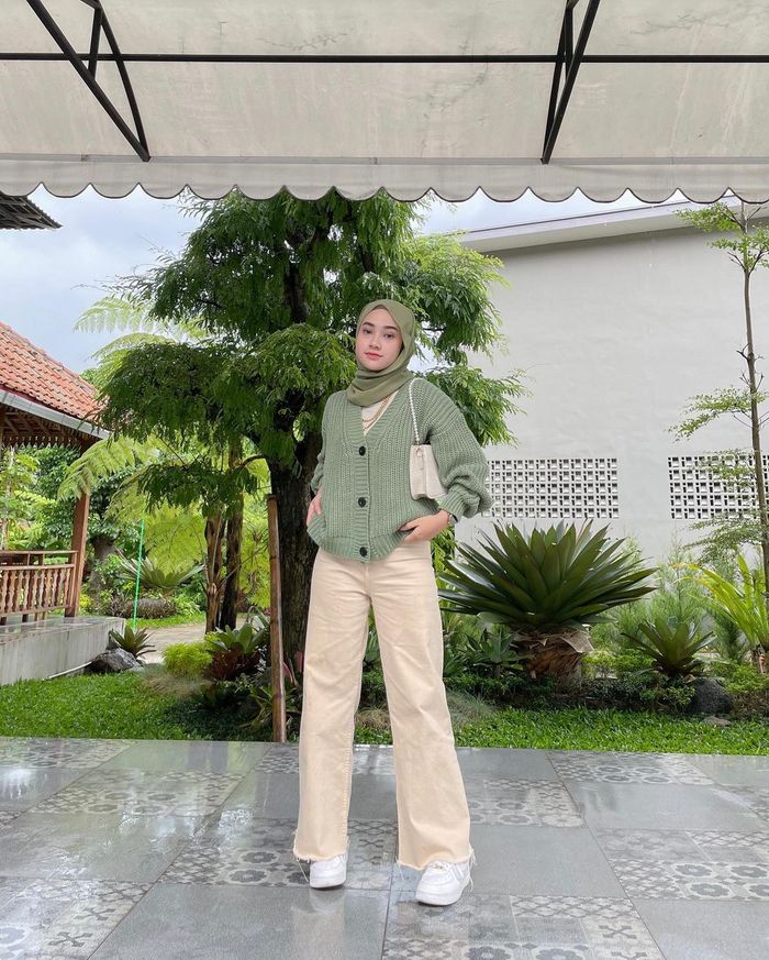 Ide Outfit Hijab untuk Bukber Pakai Kardigan Rajut, Sontek Yuk! - Stylo