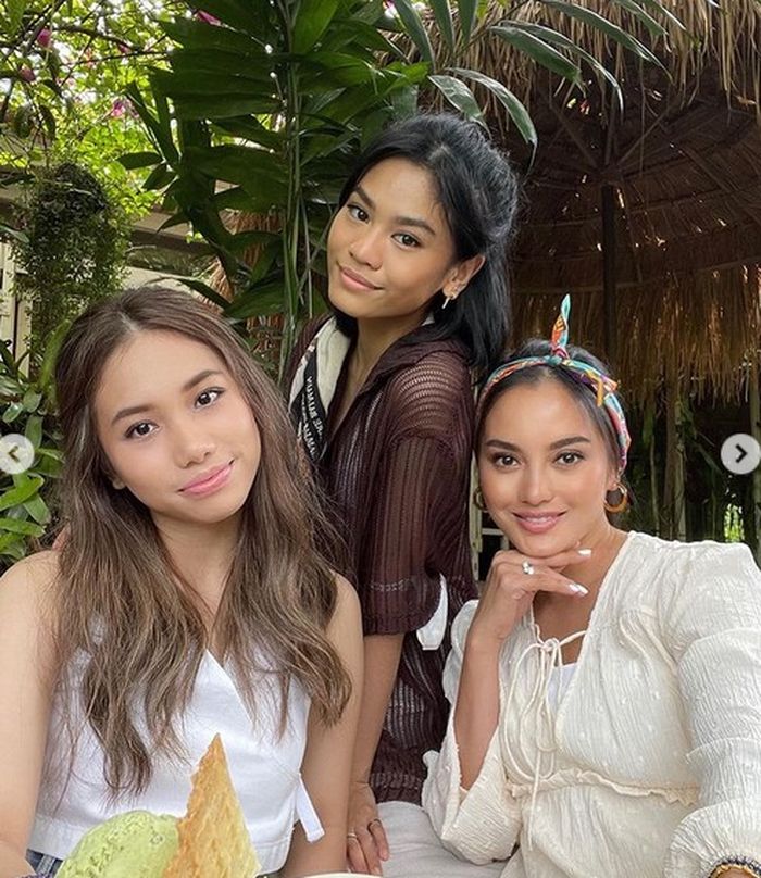 5 Potret Terbaru Jasmine Abeng, Putri Ririn Ekawati yang Kian Glow Up! - Halaman 2 - CewekBanget