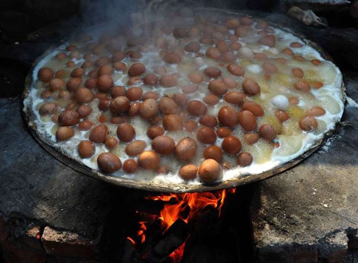 Kuliner Ekstrem Tong Zi Dan, Telur Rebus dalam Air Kencing Anak Lelaki ...