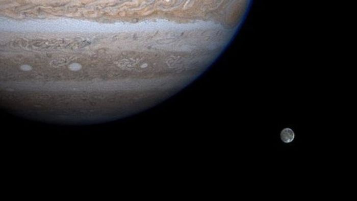 Hubble Mengungkap Bukti Atmosfer Uap Air di Bulan-bulan Es Jupiter ...
