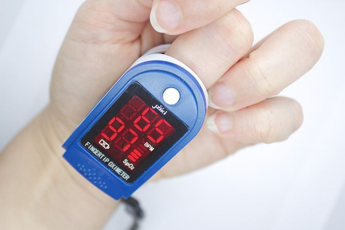 Cara Menggunakan dan Membaca Oximeter untuk Mengukur Saturasi Oksigen ...