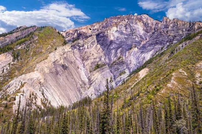 Menguak Misteri Pemenggalan Kepala Manusia di Lembah Nahanni - National ...