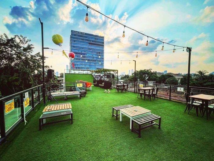 3 Kafe Rooftop Jakarta Selatan Bikin Betah dengan Pemandangan Indah ...