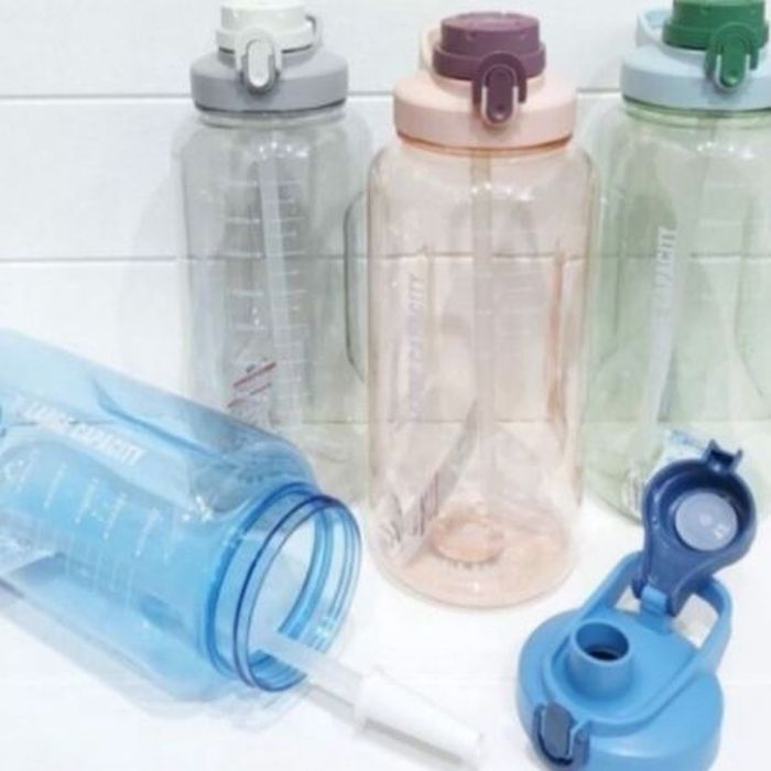 5 Rekomendasi Botol Minum 2 Liter, Jaga Hidrasi Tubuh Seharian! - Semua ...