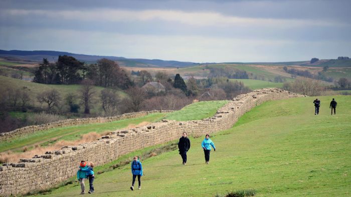 Jika Cina Punya Tembok Besar Cina, Romawi juga Punya Tembok Hadrian ...