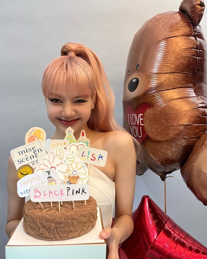 Lisa Blackpink Rayakan Pesta Ultah ke 25 Tahun Pakai Baju Pom-pom yang ...