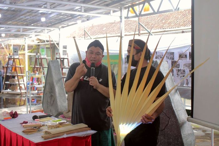 Menulis Media Lontar: Pelestarian Sejarah Tradisi Pencatatan Nusantara ...