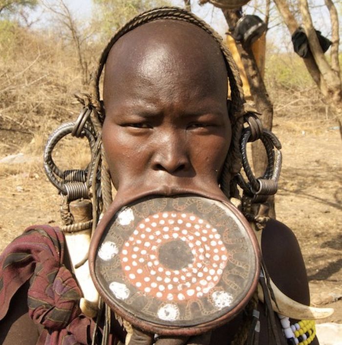 Taruh Piring di Bibir, Standar Kecantikan Suku Mursi di Ethiopia ... Taruh Piring di Bibir, Standar Kecantikan Suku Mursi di Ethiopia ...