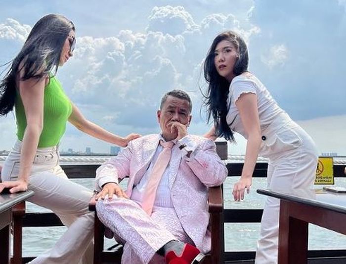 Biasa Unjuk Kemewahan Sambil Digelendoti Wanita Seksi, Hotman Paris ...