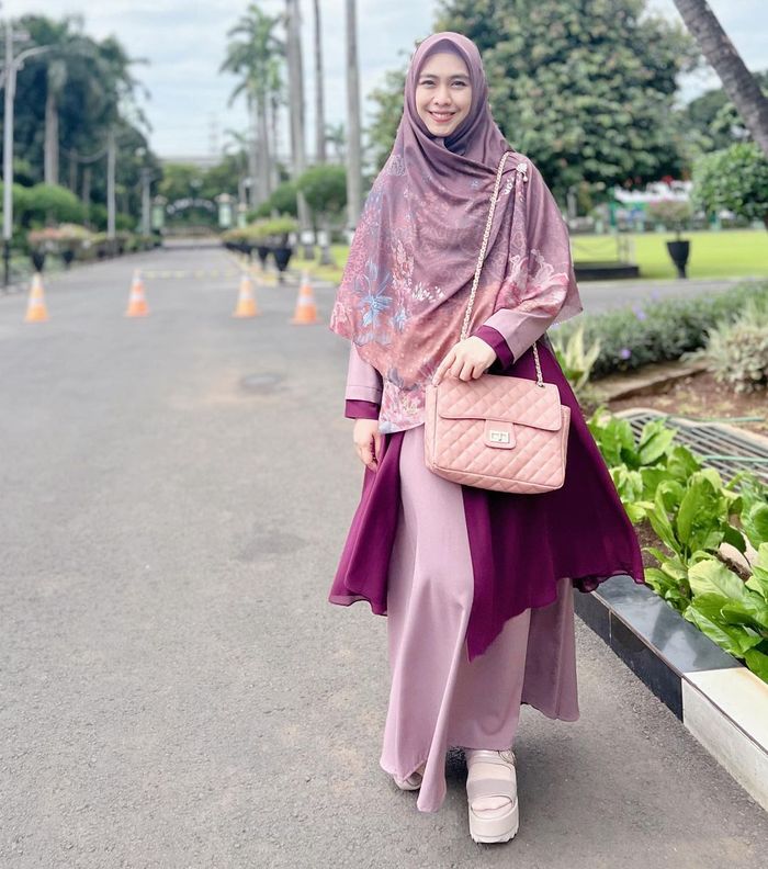 Ingin Tampil Modis dan Tertutup? Yuk, Intip Gaya Fashion Hijab Oki ...