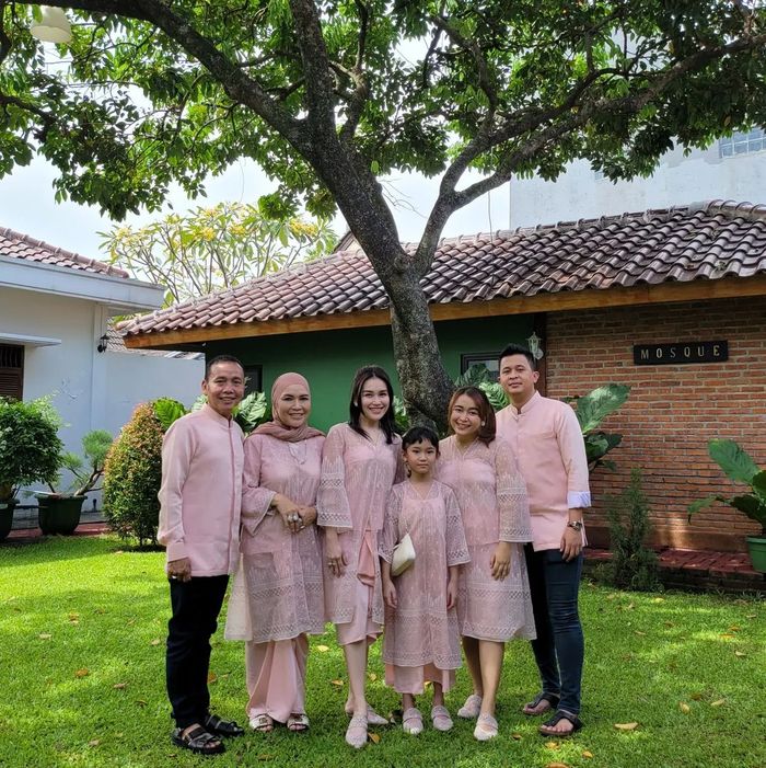 'Besannya MasyaAllah Kasian', Keluarga Ayu Ting Ting Kembali Disorot ... 'Besannya MasyaAllah Kasian', Keluarga Ayu Ting Ting Kembali Disorot ...