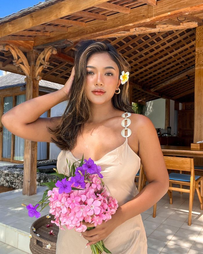 Marion Jola Cuma Pakai Kemben Pamer Kulit Eksotis, Tampilan Wajahnya yang Asli Malah Bikin ...