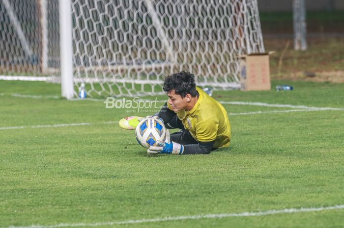 Kondisi Kiper Timnas U-22 Indonesia Adi Satryo Usai Ditendang Pemain ...