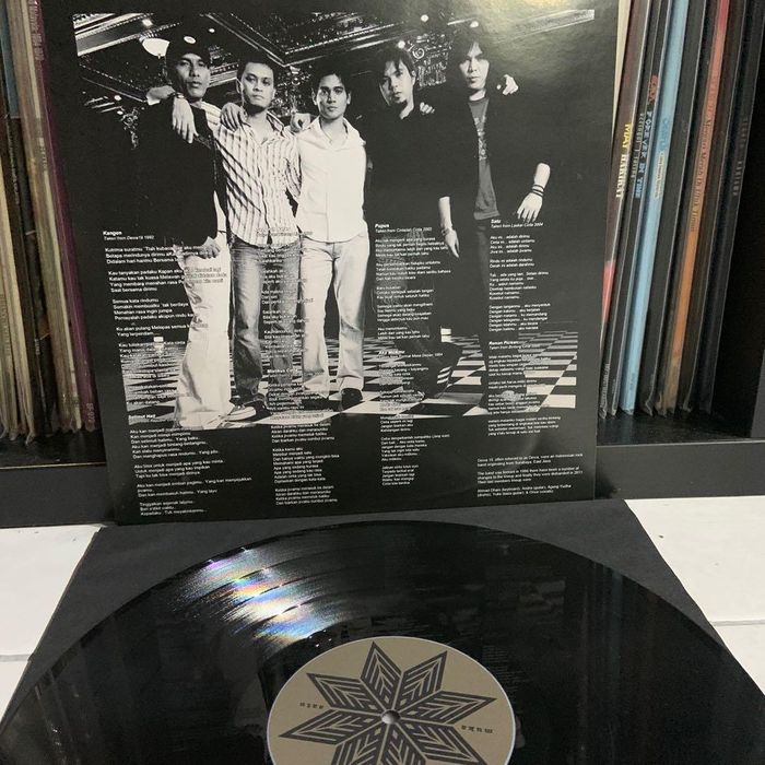 Baladewa Singapura Bikin Piringan Hitam Dewa 19, Satu-satunya di Dunia ...