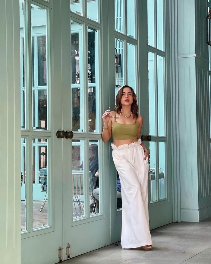 Intip Potret OOTD Melaney Ricardo Saat Kenakan Tank Top Crop Seksi ...
