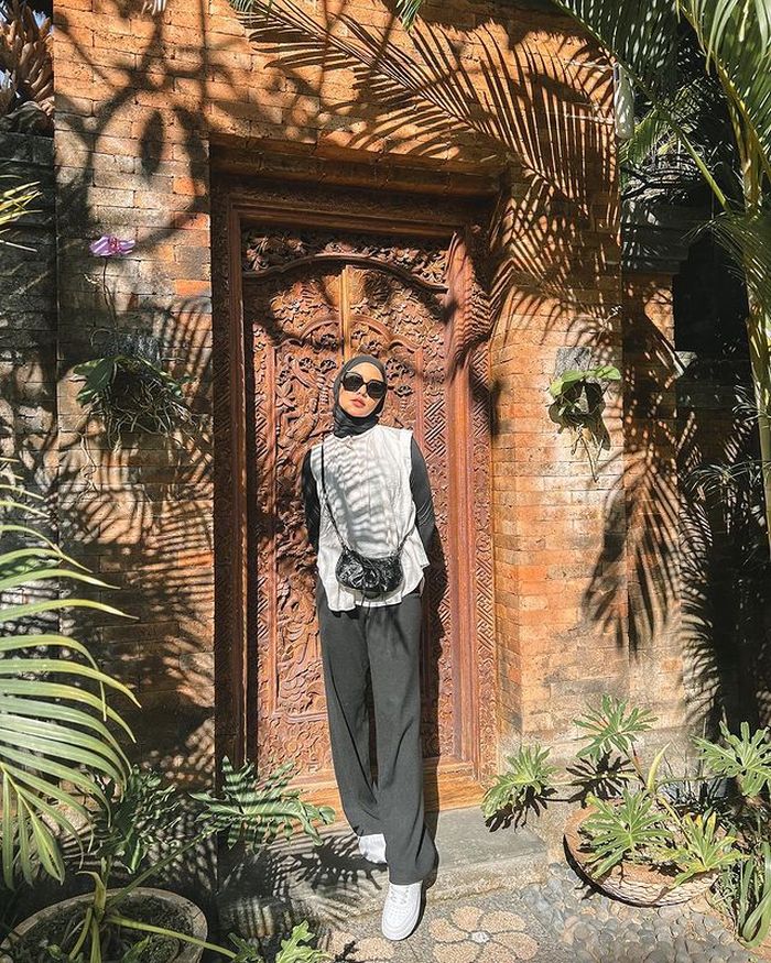 4 Inspirasi Outfit Cewek Mamba Buat Hijabers ala Dara Arafah. Kece! - CewekBanget
