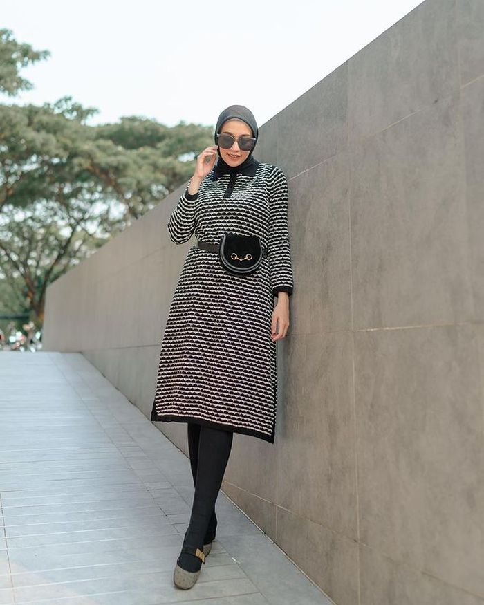 5 Model Tunik Hitam Bikin Slim dan Modis. Outfit Hijab Makin Kece ...
