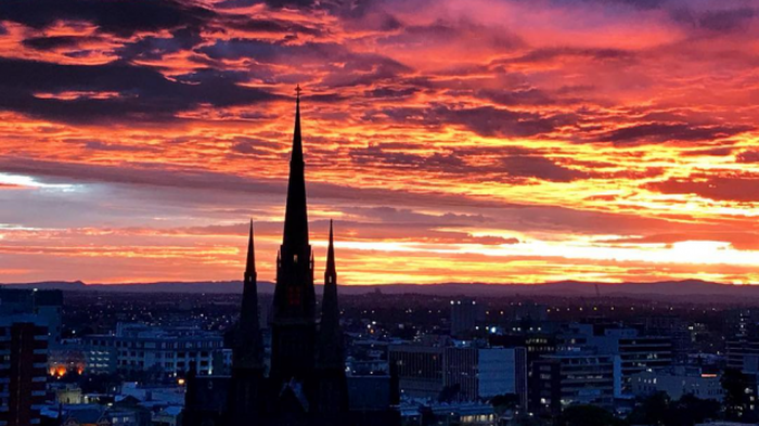 Tampak Biru di Siang Hari, Mengapa Warna Langit Berubah Ketika Senja ...
