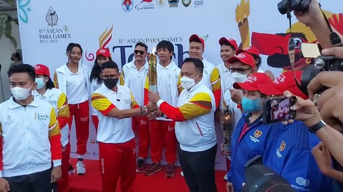 Turun ke Jalanan, Gibran Rakabuming Raka dan Sandiaga Uno Pimpin Langsung Pawai Obor ASEAN Para ...