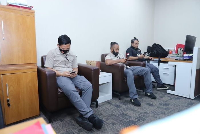 Ajudan Irjen Ferdy Sambo LIburan Bareng, Sosok yang Duduk di Sebelah Brigadir J Dipertanyakan ...