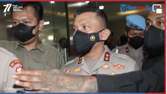 Ajudan Irjen Ferdy Sambo LIburan Bareng, Sosok yang Duduk di Sebelah ...