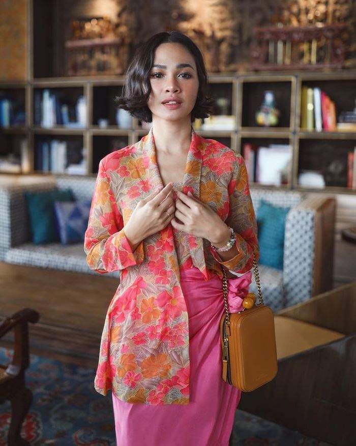 5 Inspirasi Gaya Kece Pakai Kebaya Nenek Jadul Buat OOTD 17an ...