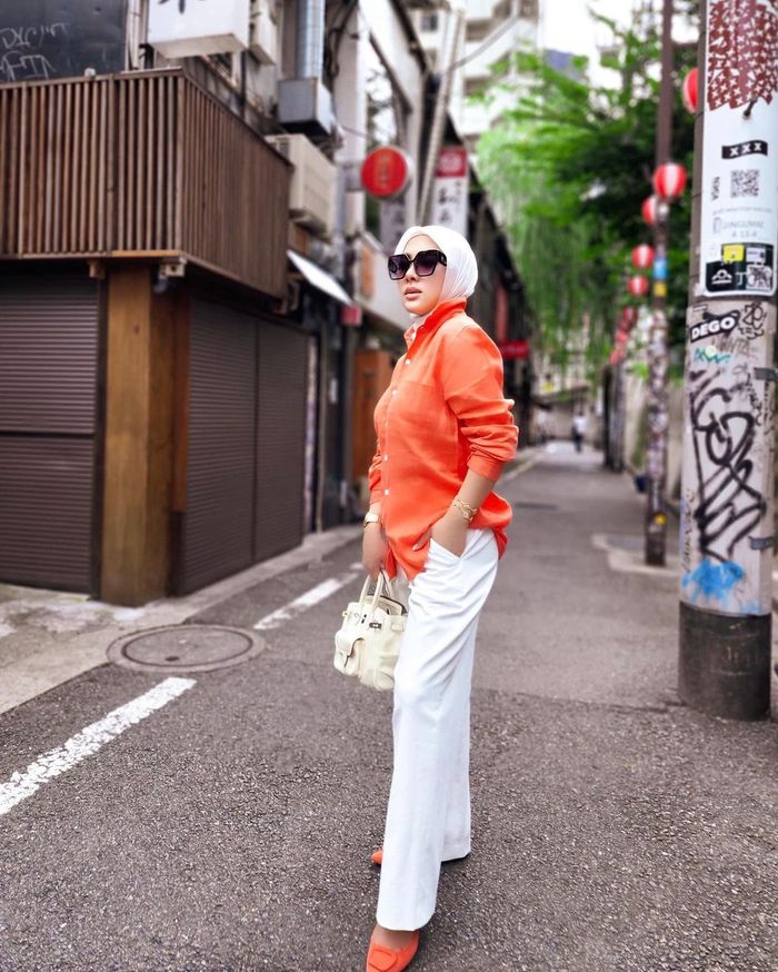 Adu Gaya Syahrini VS Ririn Ekawati Saat Kenakan Tas Hermes yang Sama ...