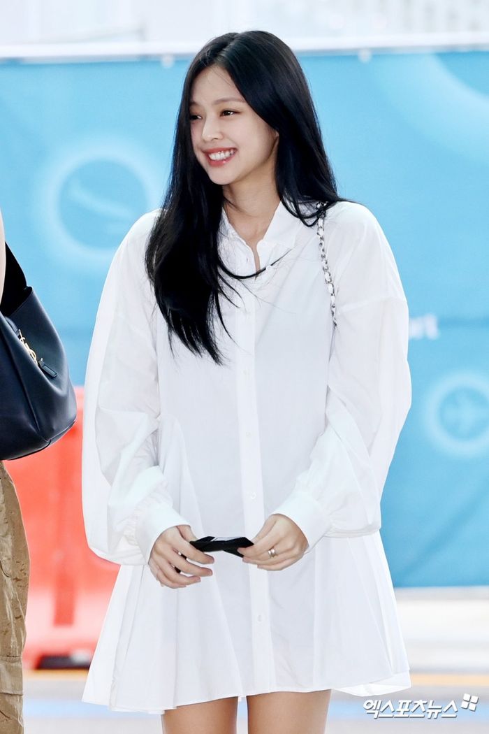 Jennie Pakai Shirt Dress, Intip Outfit BLACKPINK saat Bertolak ke New ...