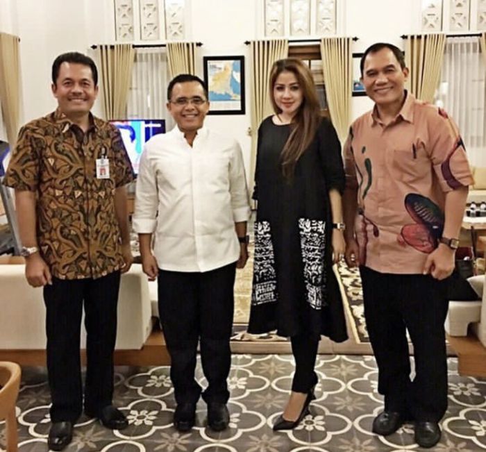 Baru Sehari Jabat MenPAN RB, Azwar Anas Digoyang Isu Foto Syur, Istri Anggota DPR Sampai Ikut ...