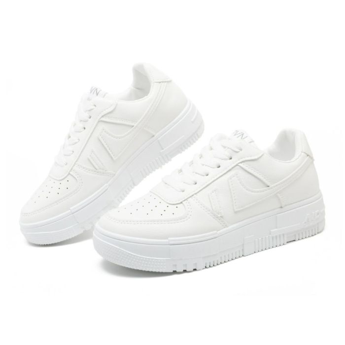 4 Rekomendasi Sneakers Putih Sol Tinggi, Cocok untuk Tubuh Petite! - Stylo