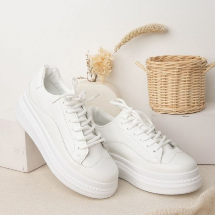 4 Rekomendasi Sneakers Putih Sol Tinggi, Cocok untuk Tubuh Petite ...