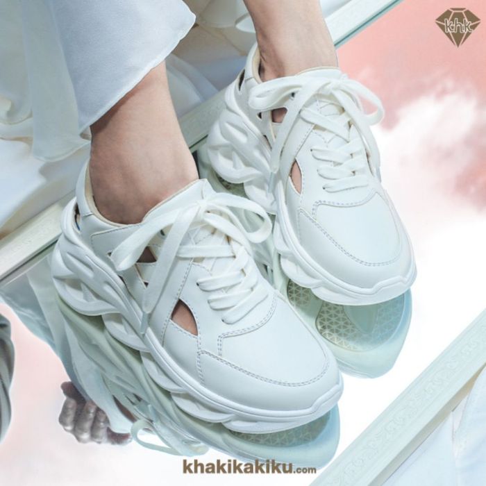 4 Rekomendasi Sneakers Putih Sol Tinggi, Cocok untuk Tubuh Petite ...