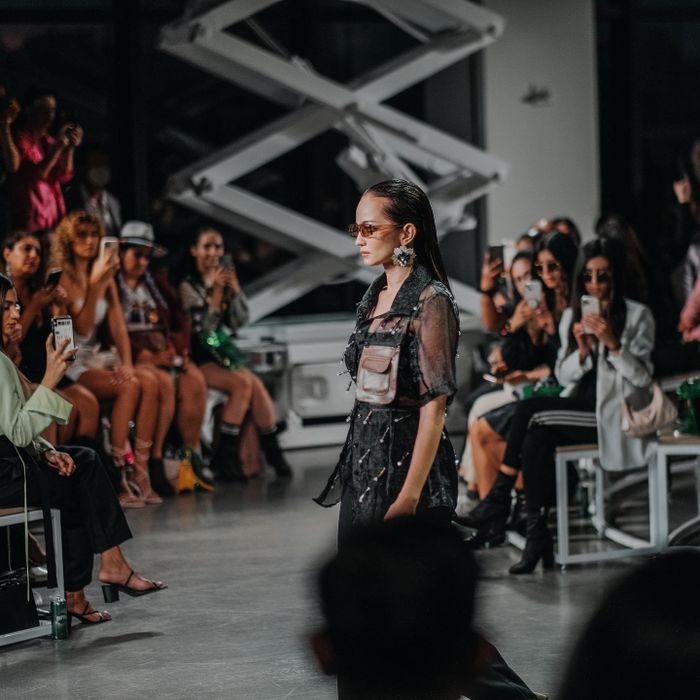 Kece Badai! Intip 6 Potret Enzy Storia di New York Fashion Week, Bak ...