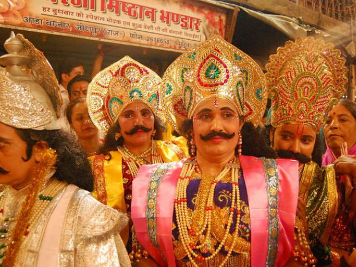 Festival Dhinga Gavar, Pria India Rela Dipukuli Tongkat Demi Jodoh ...