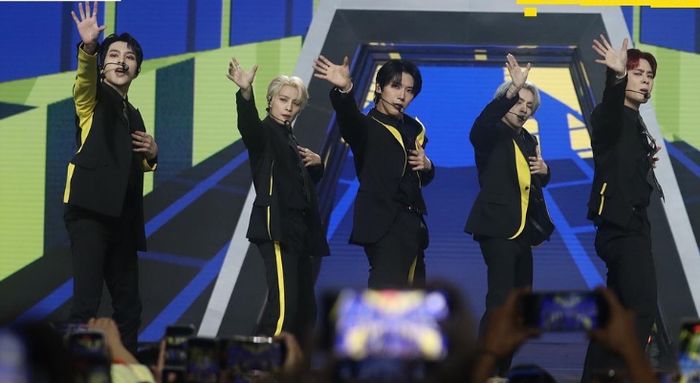 Sulit Bedakan Member WayV di 'Indonesian Television Awards 2022', Kameramen Ini sampai Tempel ...