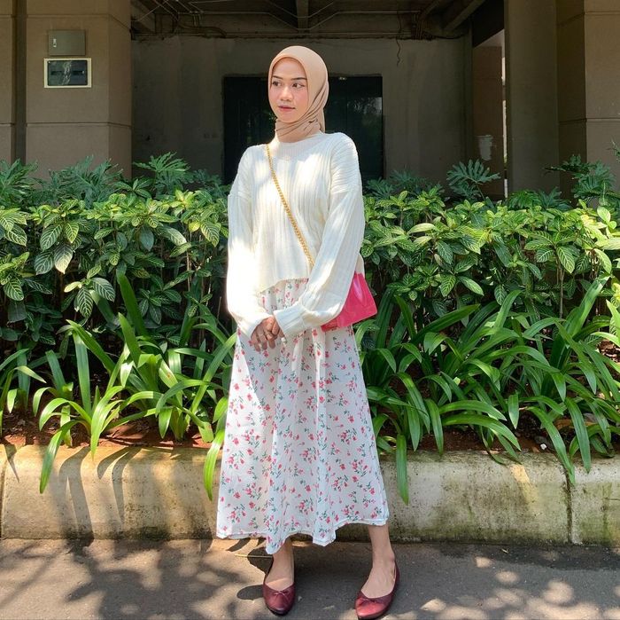 Inspirasi Outfit Hijab Pakai Busana Rajut Ala Selebgram yang Stylish ...
