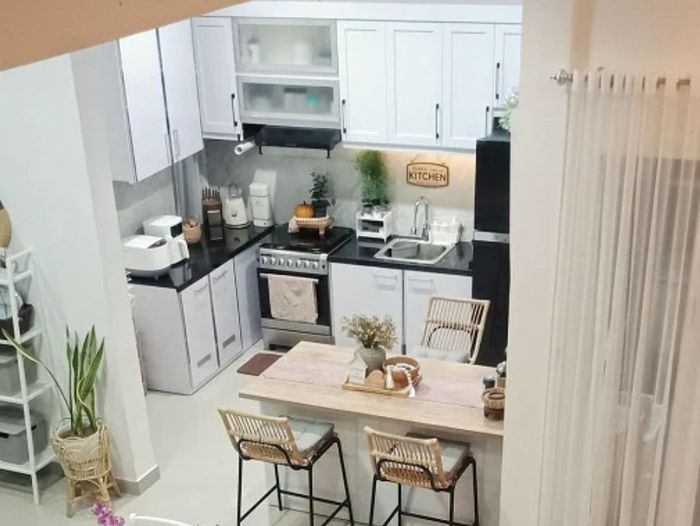 Anti Sumpek! Desain Ruang Tamu dan Dapur Tanpa Sekat Solusi Jitu di Rumah Mungil, Lengkap 8 Foto ...