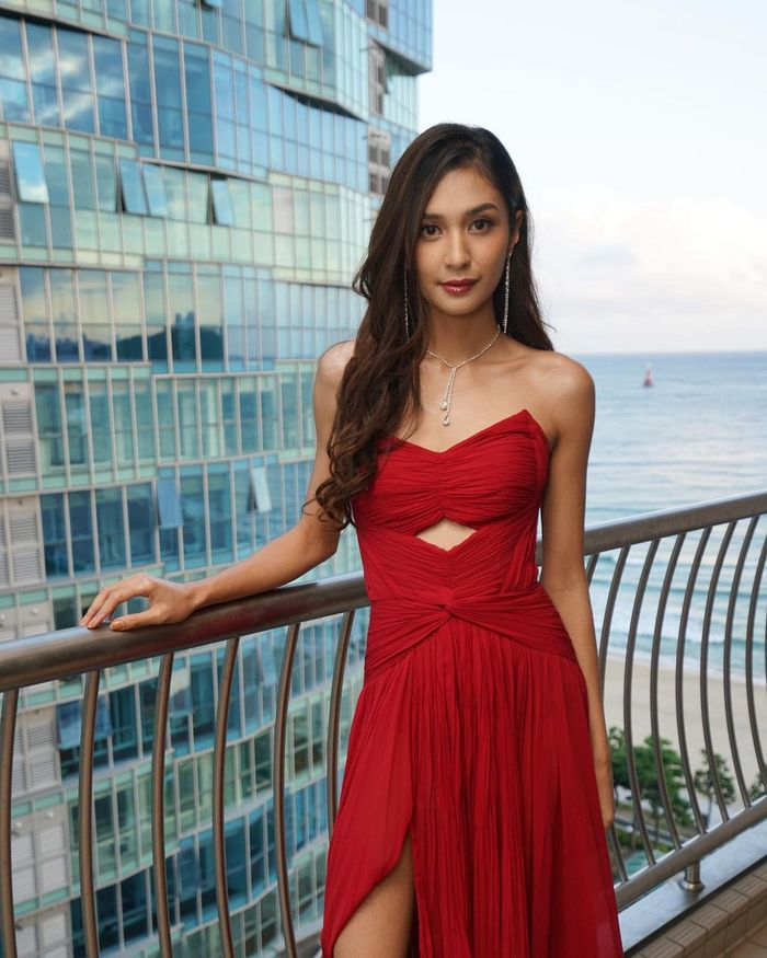 Penampilan Menawan dan Elegan Mikha Tambayong di Red Carpet BIFF 2022 - Semua Halaman - CewekBanget