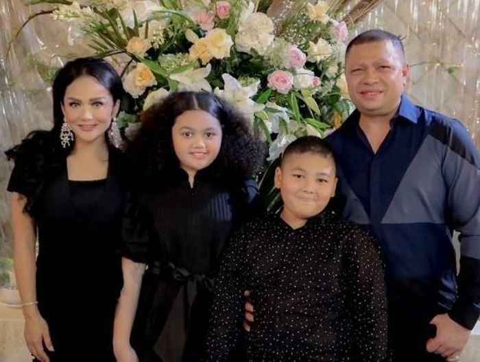 Krisdayanti Sambangi Suaminya di Timor Leste, Gaya sang Diva Saat ...