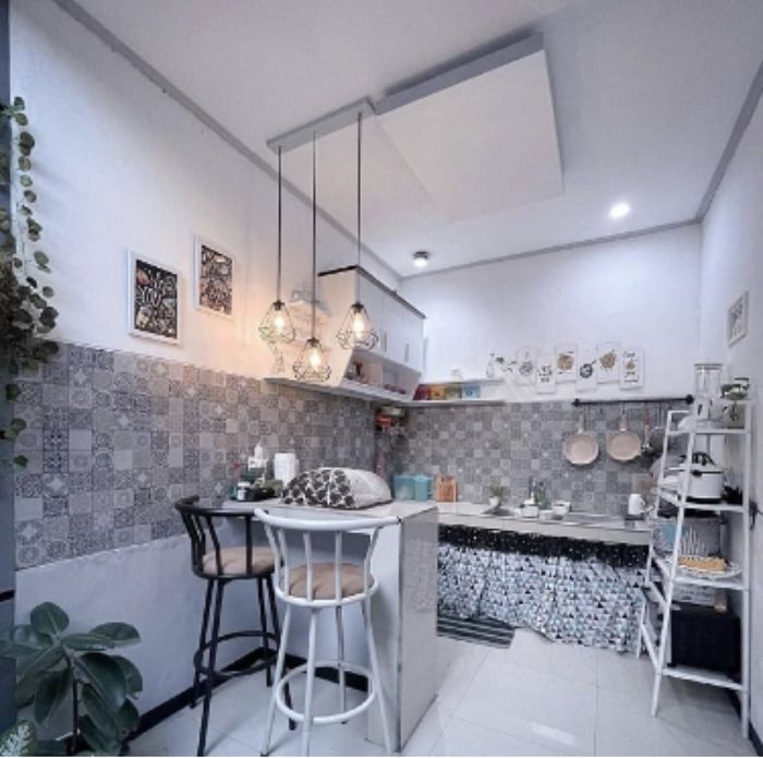Sengaja Pasang Keramik Dinding Area Masak, Desain Dapur Sederhana Ibu-ibu Pemilik Rumah Mungil ...