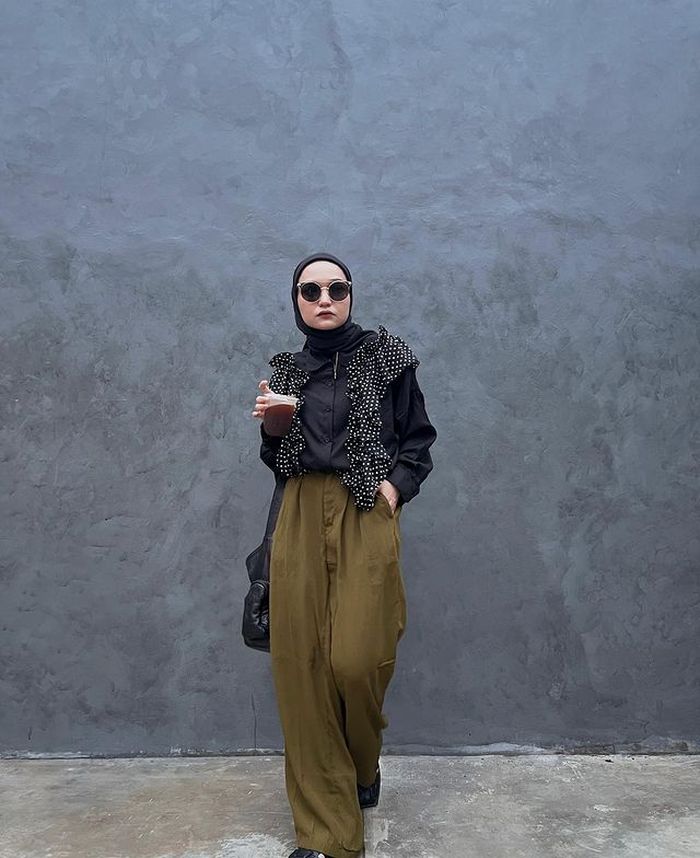 5 Gaya OOTD Hijab Pakai Atasan Hitam yang Modis ala Selebgram ...