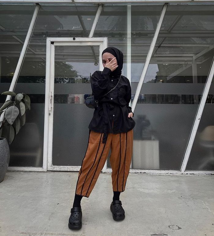 5 Gaya OOTD Hijab Pakai Atasan Hitam yang Modis ala Selebgram ...