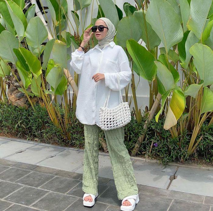 Padu Padan Outfit Hijab Pakai Baju Putih Agar Tidak Monoton Saat Bukber - Stylo