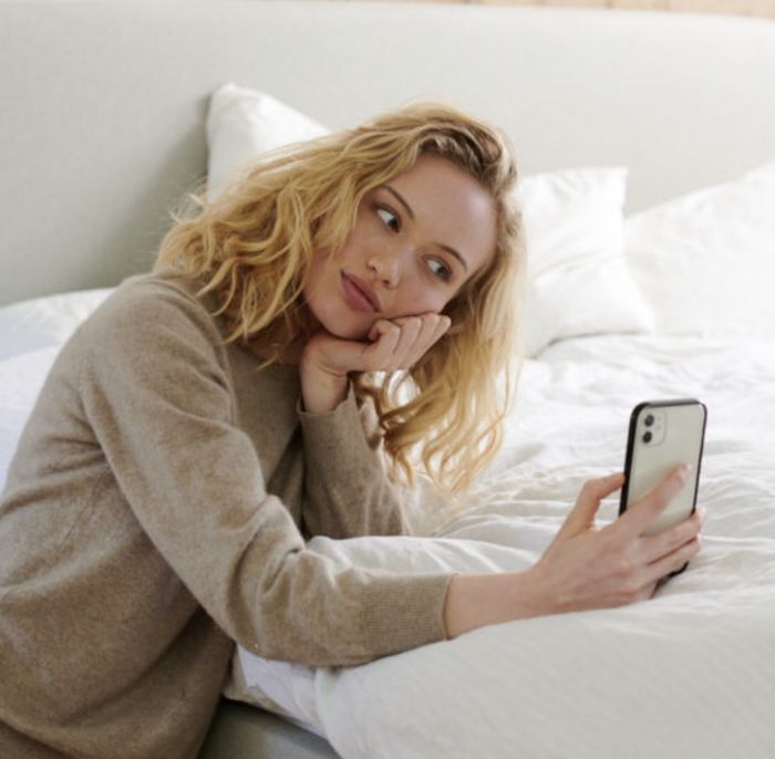 13 Cara Foto Selfie yang Bikin Wajah Tampak Lain dari Biasanya - Fotokita