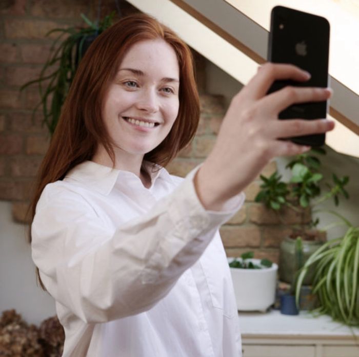 13 Cara Foto Selfie yang Bikin Wajah Tampak Lain dari Biasanya - Fotokita