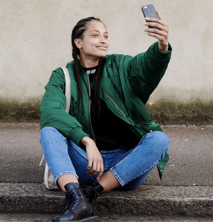 13 Cara Foto Selfie yang Bikin Wajah Tampak Lain dari Biasanya - Fotokita