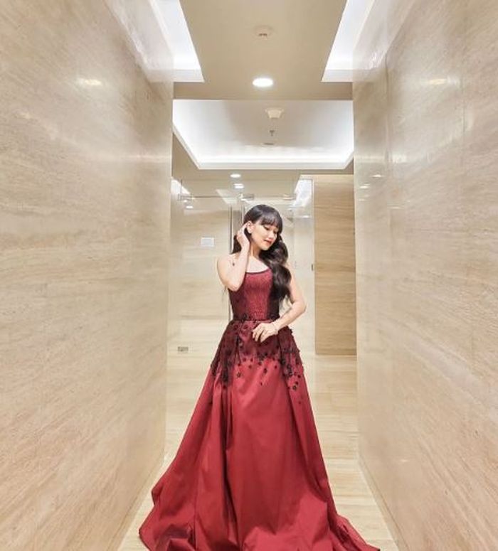 Penampilan Ayu Ting Ting Kenakan Gaun Merah Sukses Bikin Pangling ...