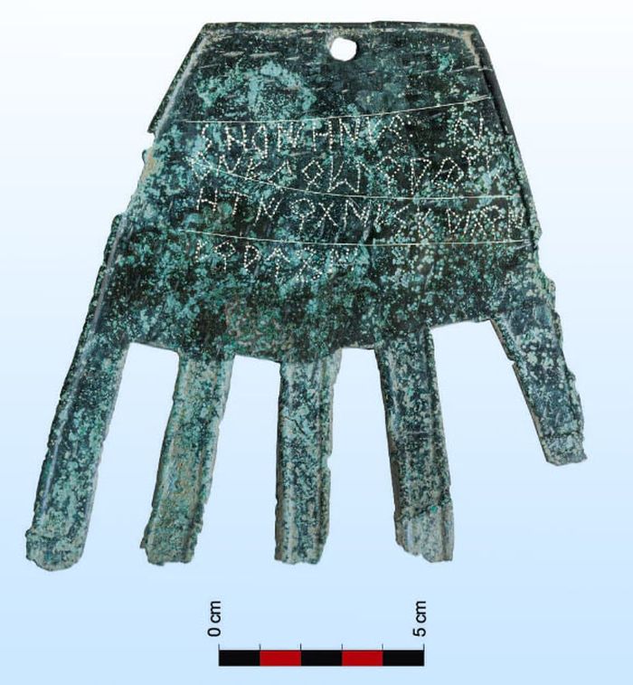 Penemuan Arkeologi Tangan Perunggu Bertuliskan Bahasa Vasconic ...